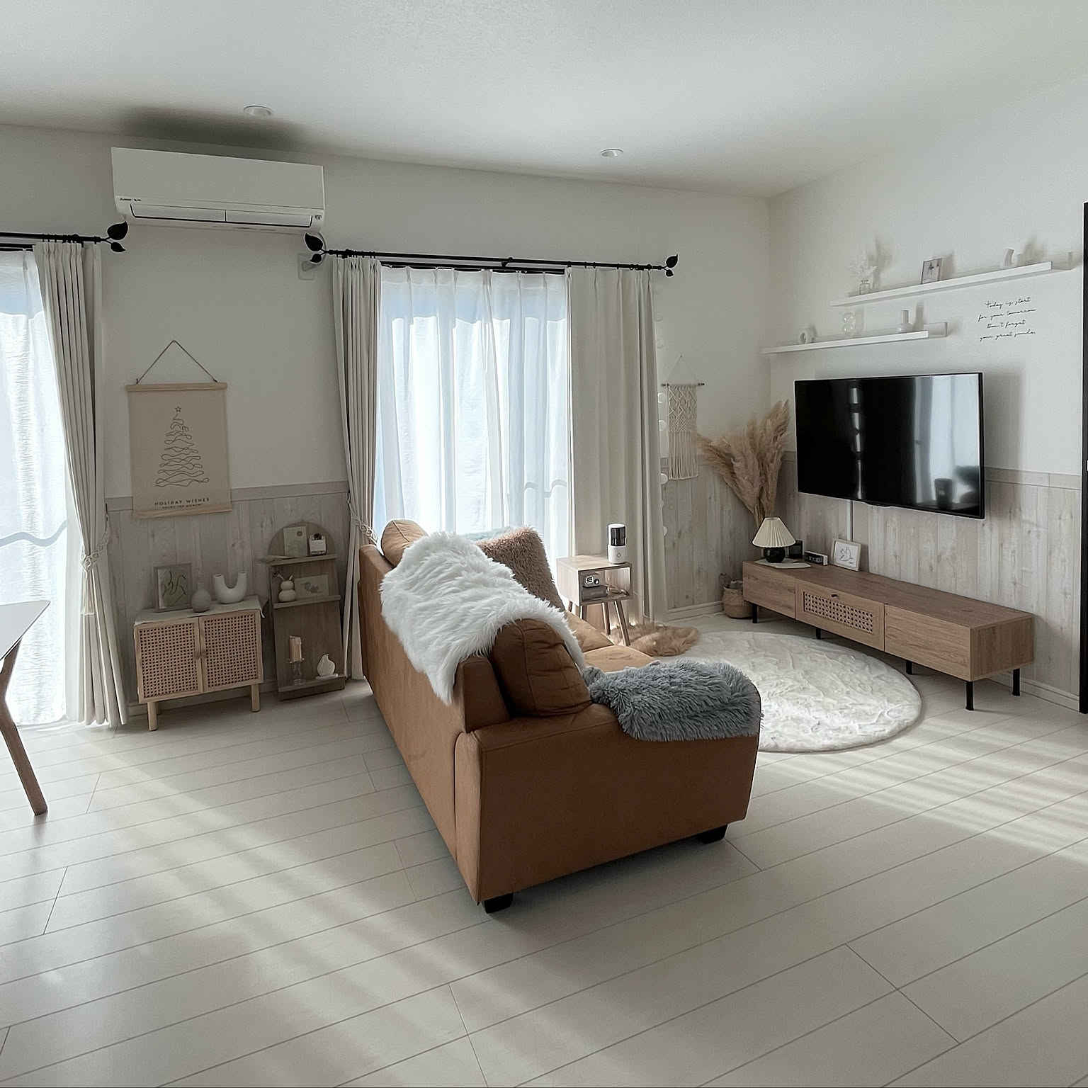 LOWYAテレビボード/ニトリのラグ/腰壁風壁紙/パンパスグラス/良い時間を過ごす...などのインテリア実例 - 2022-11-16 10:18:23 ｜ RoomClip（ルームクリップ）