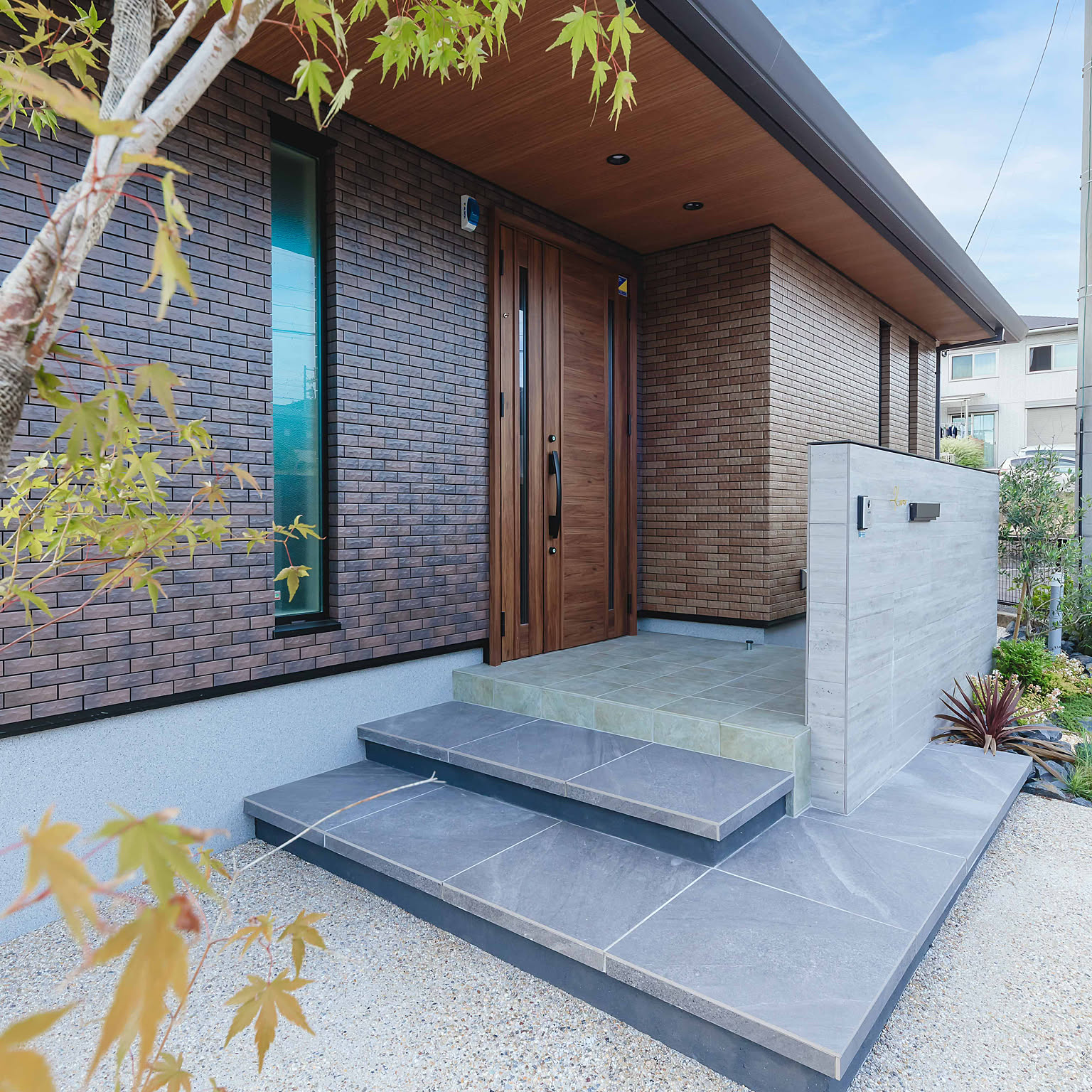 玄関/入り口/紅葉/キラテックタイル/親子ドアLIXIL/親子ドア...などのインテリア実例 - 2024-01-26 09:50:36 ｜ RoomClip（ルームクリップ）