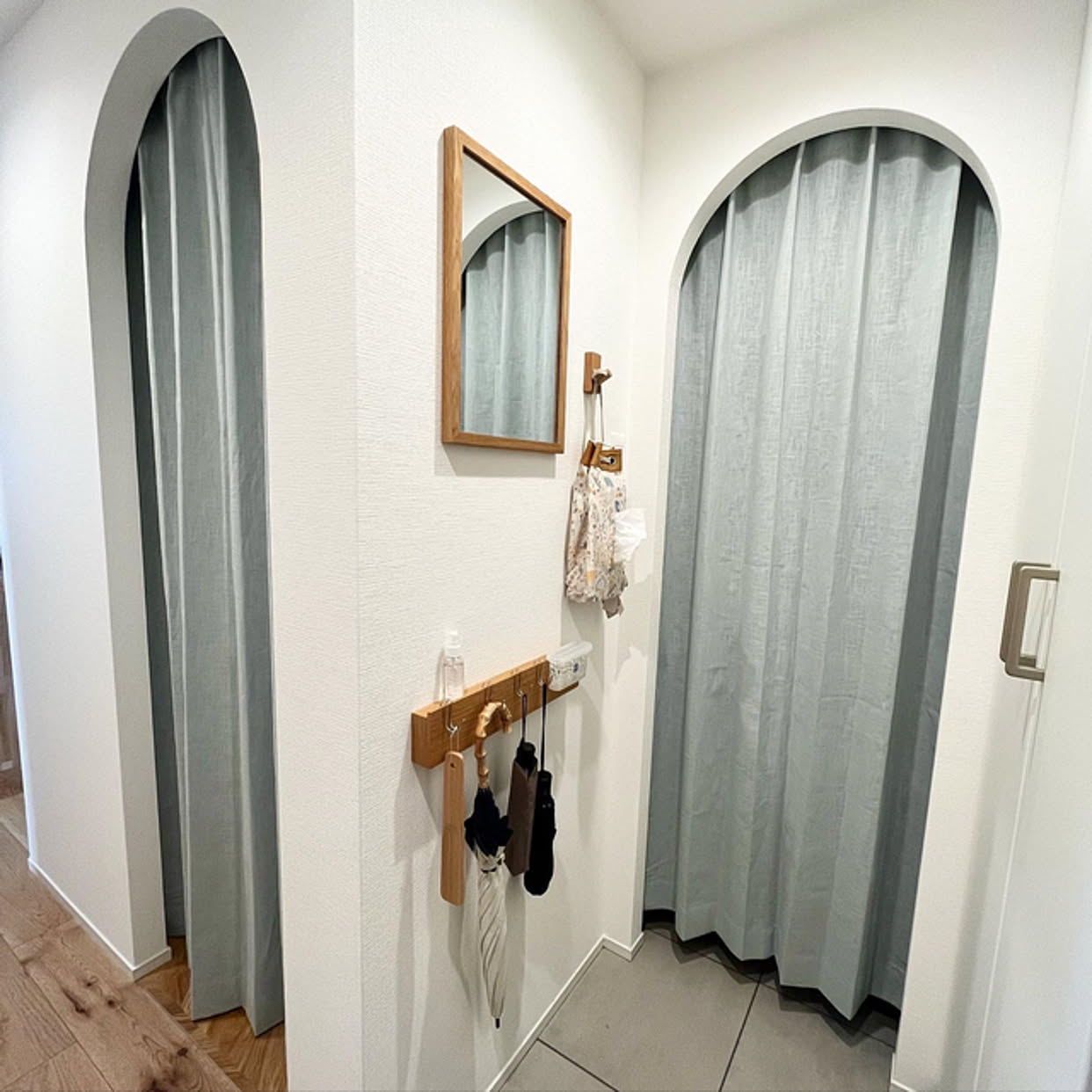 ファミクロ入り口/ファミクロ/ファミリークローゼット/リネンカーテン/ブルーグレーのカーテン...などのインテリア実例 - 2022-09-19 17:31:36 ｜ RoomClip（ルーム ...