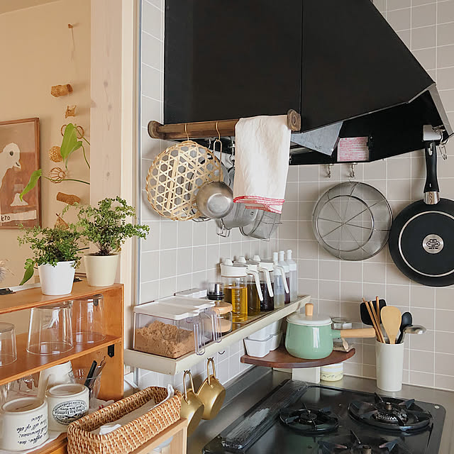 【写真付きレビュー】河淳株式会社 KEYUCA (ケユカ) Relio V オイルボトル ホワイト (450ml / 液体調味料入れ) 耐熱ガラス 液だれ防止機能付き 50ml刻みの目盛り付き ...