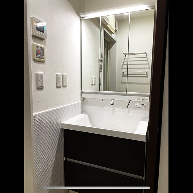 【写真付きレビュー】リクシル 洗面台 75cm MV 750幅 フルスライドタイプ 3面鏡 全収納 LED照明 シングルレバーシャワー水栓 曇り止め付 LIXIL 洗面化粧台 三面鏡 おしゃれ ...