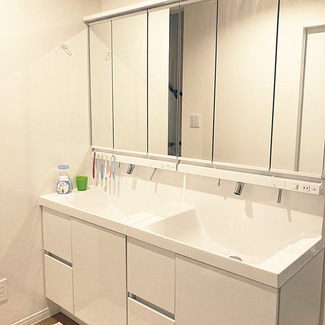 【写真付きレビュー】リクシル 洗面台 75cm MV 750幅 フルスライドタイプ 3面鏡 全収納 LED照明 シングルレバーシャワー水栓 曇り止め付 LIXIL 洗面化粧台 三面鏡 おしゃれ ...