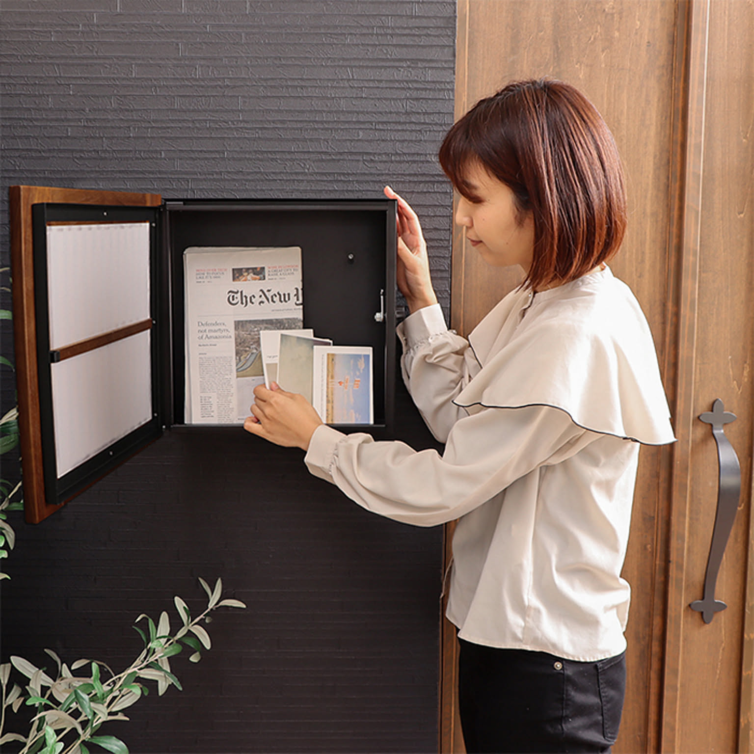 ヤマソロ ポスト 置き型 スタンドポスト 木目調 木製 木目 ウッド 和風 縦格子 A4対応 鍵付き 施錠 防犯 郵便ポスト シール付き メール便 玄関 戸建て モダン knekamu ネカム ...