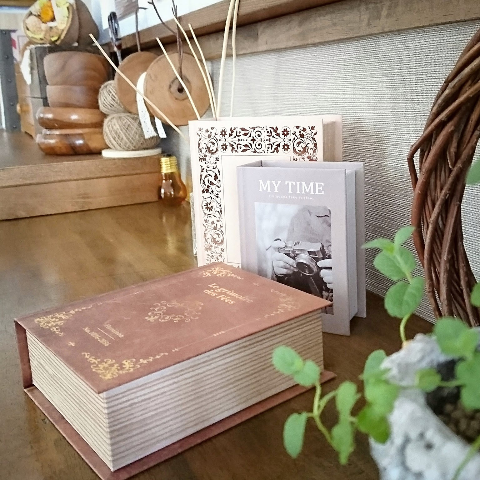 収納からディスプレイまで 自由自在に使えるセリアのブック型収納ケース | RoomClip mag | 暮らしとインテリアのwebマガジン